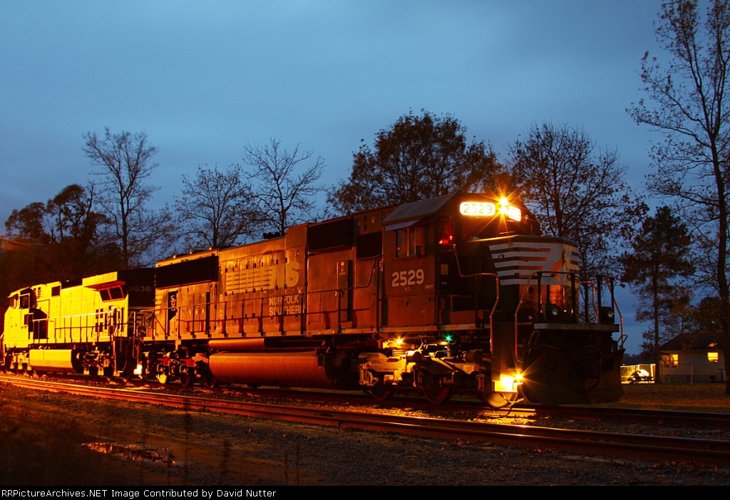 NS SD70 #2529 lead as NS 13G northbound